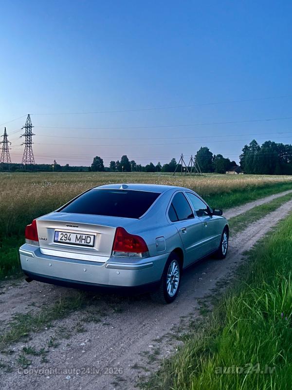 Grey Volvo S60 2006 in Tallinn, with an engine capacity of 2.40 L and mileage of 395 thousand km for 2800 €, photo 5 on AUTOMOTO.COM.LV