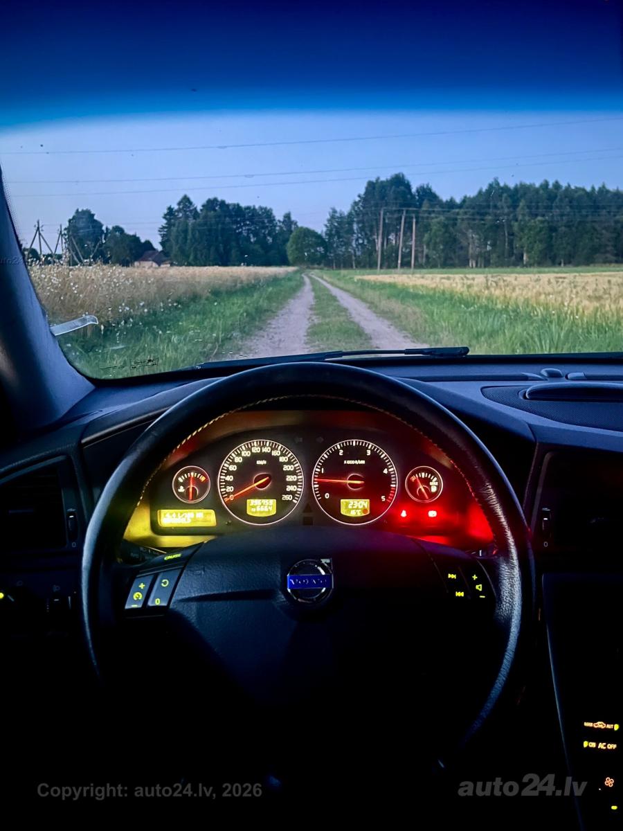 Pelēks Volvo S60 2006 Tallina, ar dzinēja tilpumu 2.40 L un nobraukumu 395 tūkst. km par 2800 €, foto 9 vietnē AUTOMOTO.COM.LV