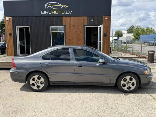 Pelēks Volvo S60 2006 Rīga, ar dzinēja tilpumu 2.40 L un nobraukumu 350 tūkst. km par 2450 €, foto 2 vietnē AUTOMOTO.COM.LV