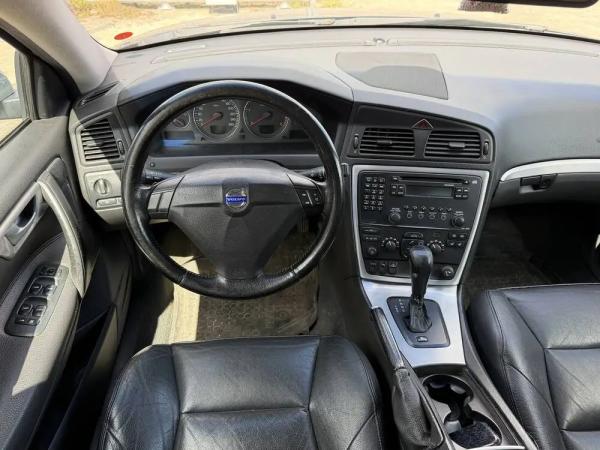 Pelēks Volvo S60 2006 Rīga, ar dzinēja tilpumu 2.40 L un nobraukumu 350 tūkst. km par 2450 €, foto 3 vietnē AUTOMOTO.COM.LV
