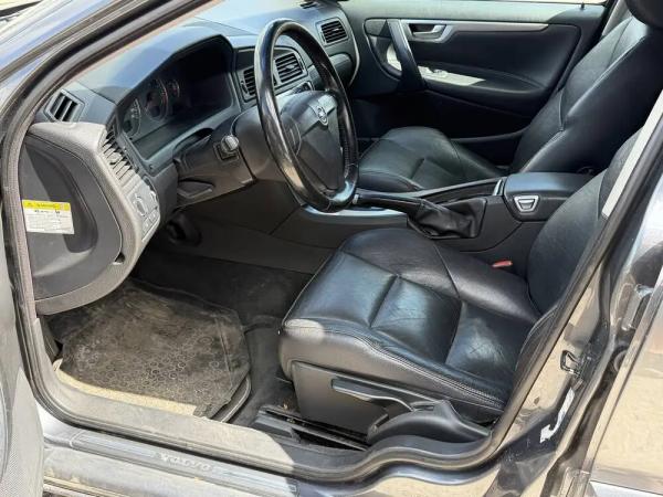 Pelēks Volvo S60 2006 Rīga, ar dzinēja tilpumu 2.40 L un nobraukumu 350 tūkst. km par 2450 €, foto 5 vietnē AUTOMOTO.COM.LV