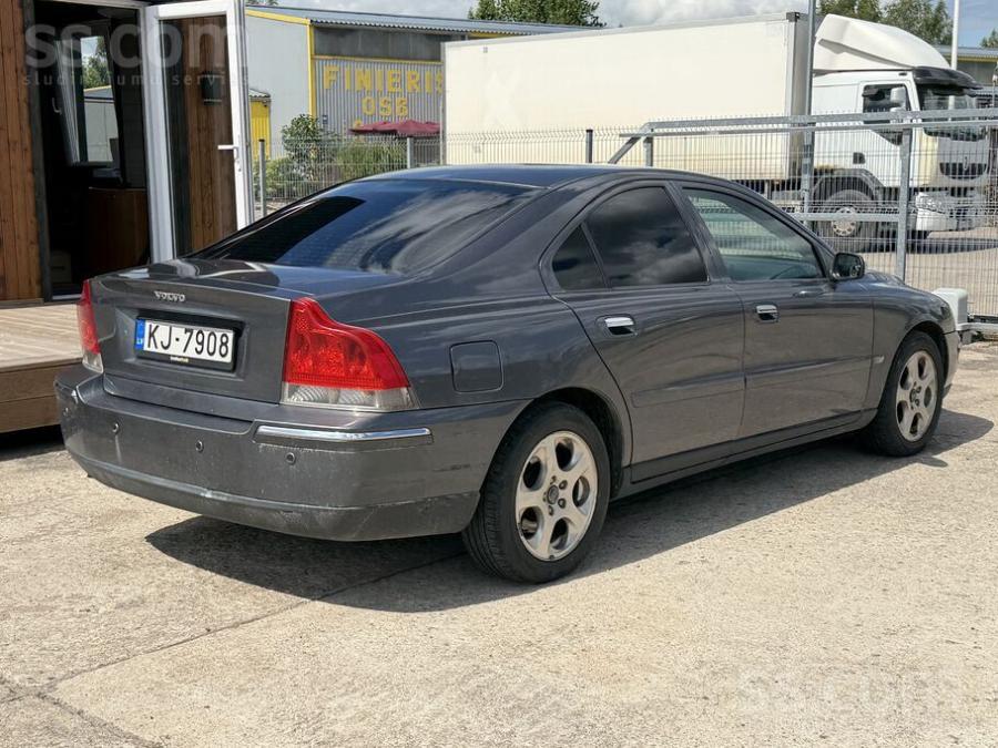 Pelēks Volvo S60 2006 Rīga, ar dzinēja tilpumu 2.40 L un nobraukumu 350 tūkst. km par 2450 €, foto 13 vietnē AUTOMOTO.COM.LV