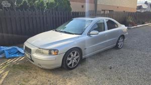 Pelēks Volvo S60 2006 Šauļi, ar dzinēja tilpumu 2.50 L un nobraukumu 144 tūkst. km par 550 €, foto  vietnē AUTOMOTO.COM.LV