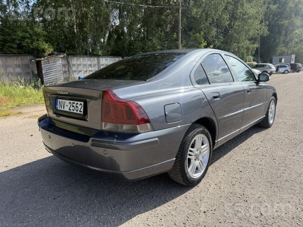 Pelēks Volvo S60 2006 Rīga, ar dzinēja tilpumu 2.40 L un nobraukumu 311 tūkst. km par 3080 €, foto 3 vietnē AUTOMOTO.COM.LV