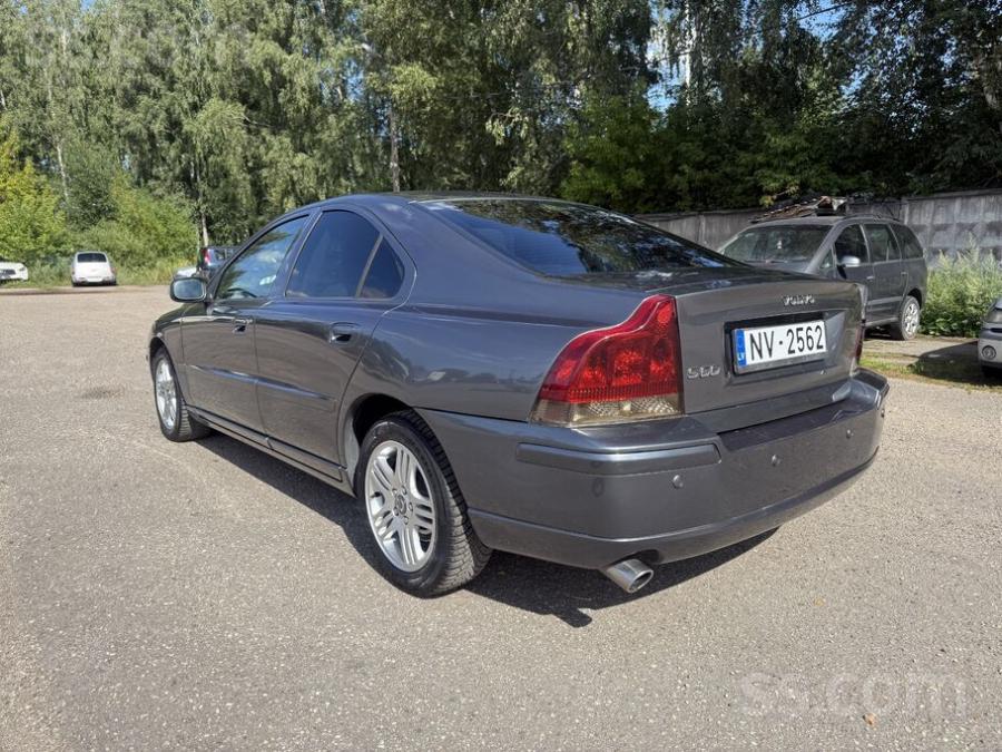 Grey Volvo S60 2006 in Riga, with an engine capacity of 2.40 L and mileage of 311 thousand km for 3080 €, photo 5 on AUTOMOTO.COM.LV