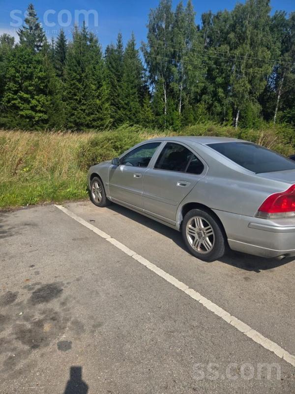 Pelēks Volvo S60 2006 Valmiera, ar dzinēja tilpumu 2.40 L un nobraukumu 0 tūkst. km par 1900 €, foto 2 vietnē AUTOMOTO.COM.LV