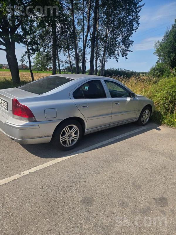 Pelēks Volvo S60 2006 Valmiera, ar dzinēja tilpumu 2.40 L un nobraukumu 0 tūkst. km par 1900 €, foto 3 vietnē AUTOMOTO.COM.LV