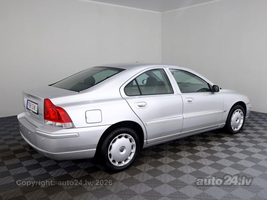 Grey Volvo S60 2006 in Tallinn, with an engine capacity of 2.40 L and mileage of 322 thousand km for 699 €, photo 4 on AUTOMOTO.COM.LV