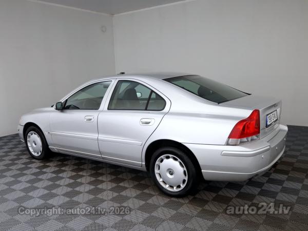 Grey Volvo S60 2006 in Tallinn, with an engine capacity of 2.40 L and mileage of 322 thousand km for 699 €, photo 4 on AUTOMOTO.COM.LV