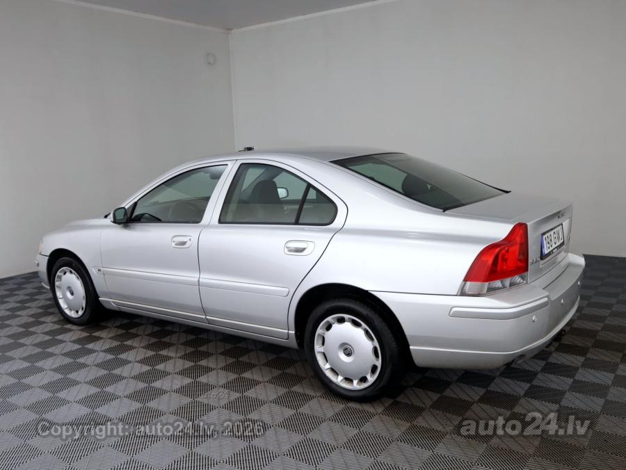 Grey Volvo S60 2006 in Tallinn, with an engine capacity of 2.40 L and mileage of 322 thousand km for 699 €, photo 5 on AUTOMOTO.COM.LV