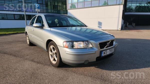 Pelēks Volvo S60 2006 Daugavpils, ar dzinēja tilpumu 2.40 L un nobraukumu 312 tūkst. km par 2500 €, foto 2 vietnē AUTOMOTO.COM.LV