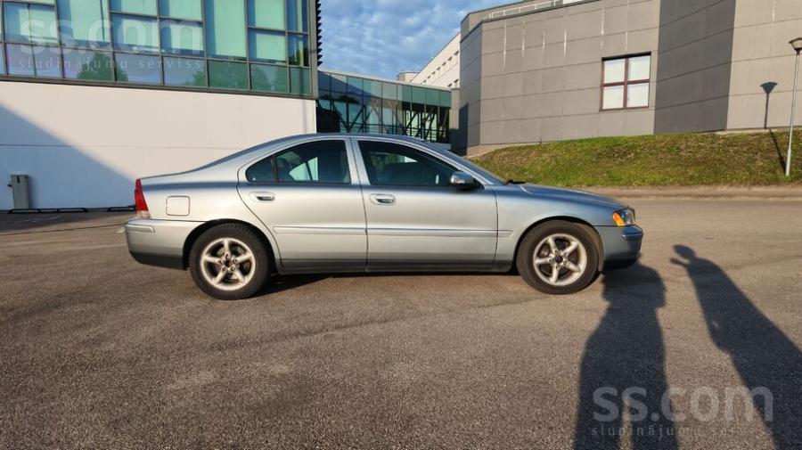 Pelēks Volvo S60 2006 Daugavpils, ar dzinēja tilpumu 2.40 L un nobraukumu 312 tūkst. km par 2500 €, foto 4 vietnē AUTOMOTO.COM.LV