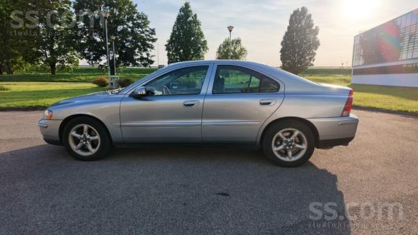 Pelēks Volvo S60 2006 Daugavpils, ar dzinēja tilpumu 2.40 L un nobraukumu 312 tūkst. km par 2500 €, foto 5 vietnē AUTOMOTO.COM.LV
