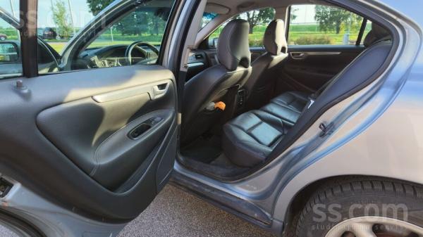 Pelēks Volvo S60 2006 Daugavpils, ar dzinēja tilpumu 2.40 L un nobraukumu 312 tūkst. km par 2500 €, foto 8 vietnē AUTOMOTO.COM.LV