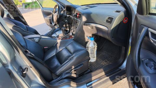 Pelēks Volvo S60 2006 Daugavpils, ar dzinēja tilpumu 2.40 L un nobraukumu 312 tūkst. km par 2500 €, foto 9 vietnē AUTOMOTO.COM.LV