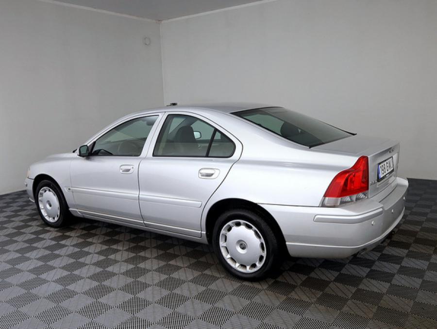 Pelēks Volvo S60 2006 Tallina, ar dzinēja tilpumu 2.40 L un nobraukumu 322 tūkst. km par 699 €, foto 5 vietnē AUTOMOTO.COM.LV