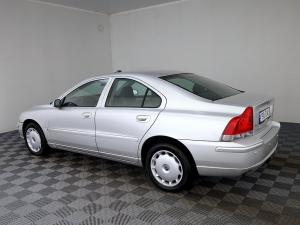 Pelēks Volvo S60 2006 Tallina, ar dzinēja tilpumu 2.40 L un nobraukumu 322 tūkst. km par 699 €, foto 12 vietnē AUTOMOTO.COM.LV