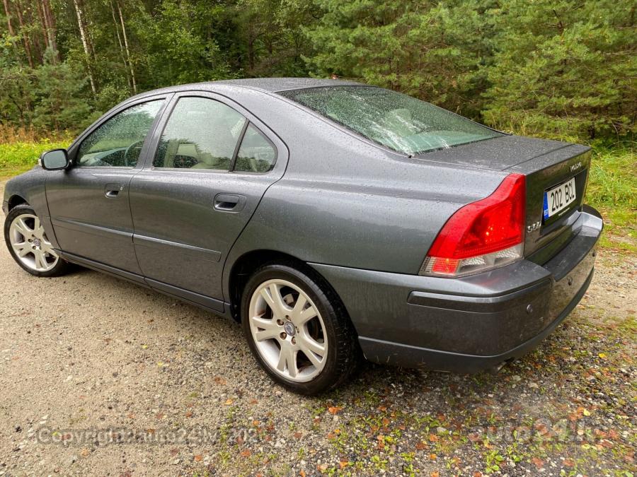 Pelēks Volvo S60 2006 Tallina, ar dzinēja tilpumu 2.40 L un nobraukumu 352 tūkst. km par 3500 €, foto 9 vietnē AUTOMOTO.COM.LV