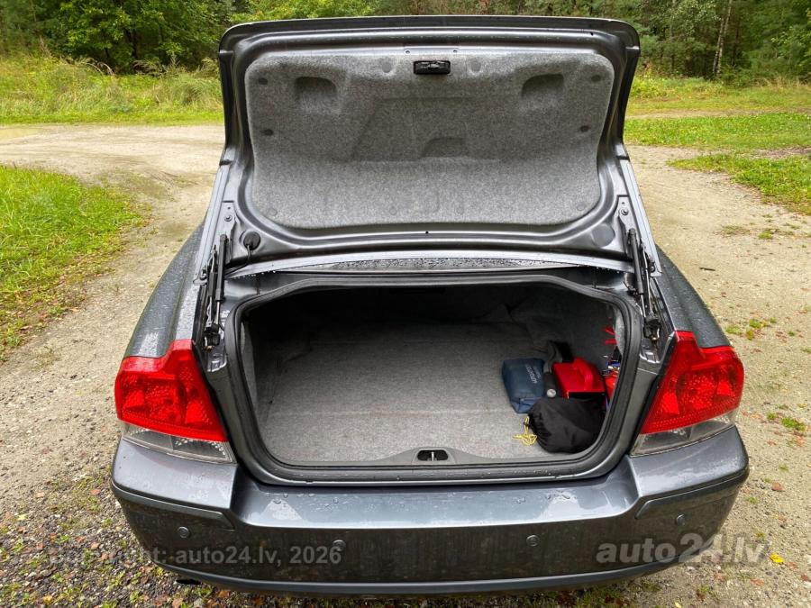 Pelēks Volvo S60 2006 Tallina, ar dzinēja tilpumu 2.40 L un nobraukumu 352 tūkst. km par 3500 €, foto 18 vietnē AUTOMOTO.COM.LV