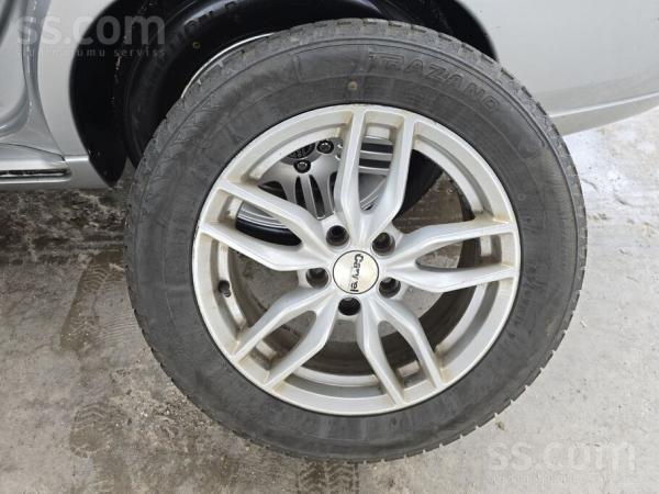 Pelēks Volvo S60 2006 Ogre, ar dzinēja tilpumu 2.40 L un nobraukumu 437 tūkst. km par 2400 €, foto 10 vietnē AUTOMOTO.COM.LV
