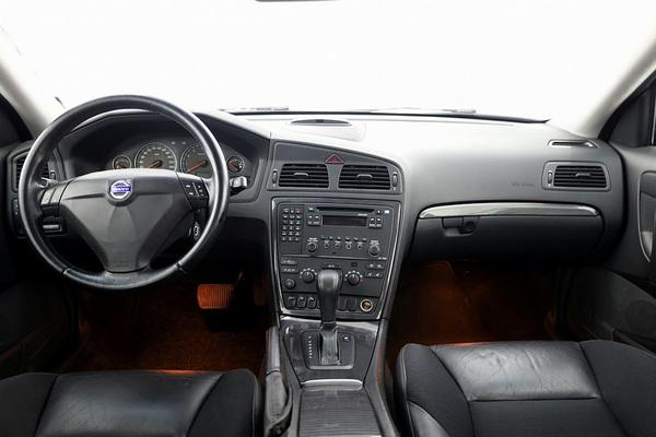 Вольво С60 2006 в Таллин на AUTOMOTO.COM.LV Серый Вольво С60 2006 в Таллин, объемом двигателя 2.00 л и пробегом 249 тыс. км за 1599 €, фото 6 на AUTOMOTO.COM.LV