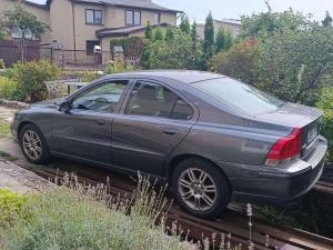 Pelēks Volvo S60 2006 Viļņa, ar dzinēja tilpumu 2.40 L un nobraukumu 238 tūkst. km par 2100 €, foto  vietnē AUTOMOTO.COM.LV