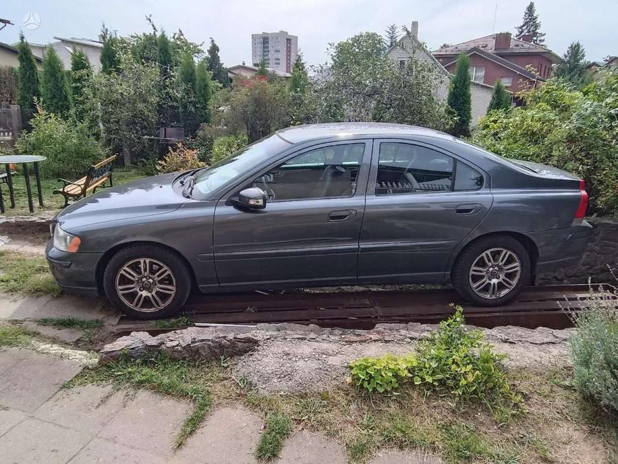 Серый Вольво С60 2006 в Вильнюс, объемом двигателя 2.40 л и пробегом 238 тыс. км за 2100 €, фото 3 на AUTOMOTO.COM.LV