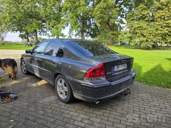 Grey Volvo S60 2006 in Aizkraukle, with an engine capacity of 2.40 L and mileage of 252 thousand km for 2499 €, photo 3 on AUTOMOTO.COM.LV