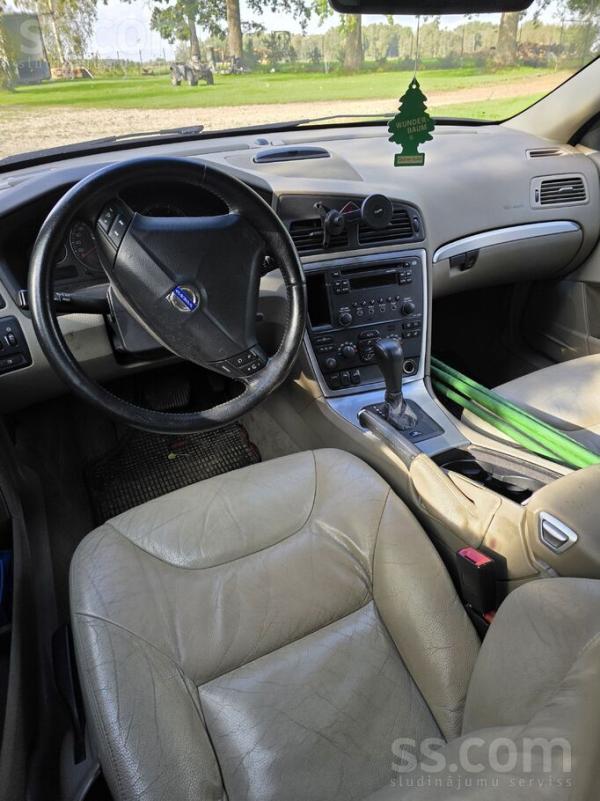 Grey Volvo S60 2006 in Aizkraukle, with an engine capacity of 2.40 L and mileage of 252 thousand km for 2499 €, photo 4 on AUTOMOTO.COM.LV