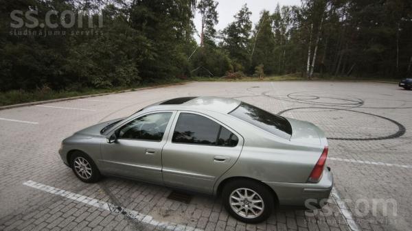 Pelēks Volvo S60 2006 Rīga, ar dzinēja tilpumu 2.40 L un nobraukumu 313 tūkst. km par 3200 €, foto 6 vietnē AUTOMOTO.COM.LV
