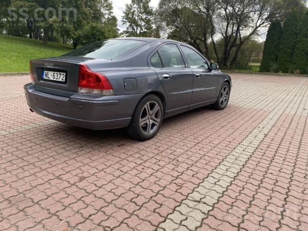 Pelēks Volvo S60 2006 Madona, ar dzinēja tilpumu 2.40 L un nobraukumu 381 tūkst. km par 2200 €, foto 5 vietnē AUTOMOTO.COM.LV
