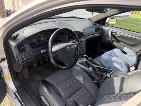 Grey Volvo S60 2006 in Gulbene, with an engine capacity of 2.40 L and mileage of 305 thousand km for 3150 €, photo 5 on AUTOMOTO.COM.LV