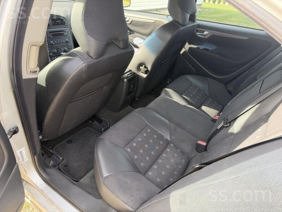 Grey Volvo S60 2006 in Gulbene, with an engine capacity of 2.40 L and mileage of 305 thousand km for 3150 €, photo 6 on AUTOMOTO.COM.LV