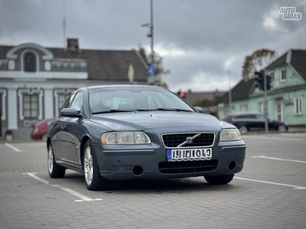 Вольво С60 2006 в Укмерге на AUTOMOTO.COM.LV Серый Вольво С60 2006 в Укмерге, объемом двигателя 2.40 л и пробегом 472 тыс. км за 980 €, фото 1 на AUTOMOTO.COM.LV