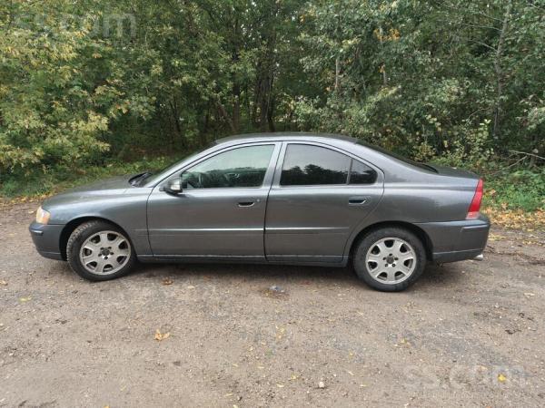 Grey Volvo S60 2006 in Jelgava, with an engine capacity of 2.40 L and mileage of 339 thousand km for 1500 €, photo 1 on AUTOMOTO.COM.LV