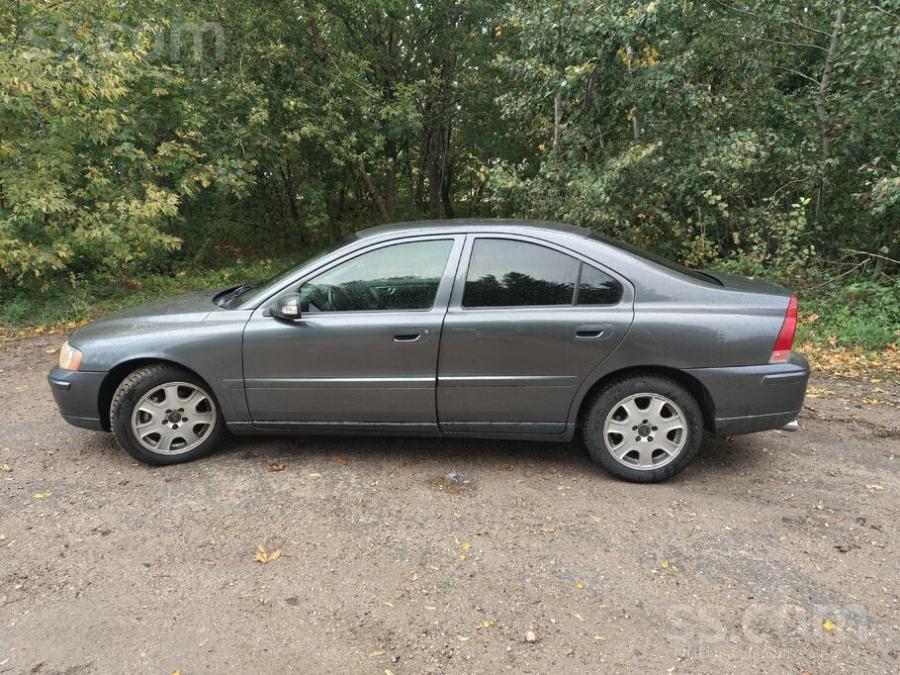 Grey Volvo S60 2006 in Jelgava, with an engine capacity of 2.40 L and mileage of 339 thousand km for 1500 €, photo 1 on AUTOMOTO.COM.LV
