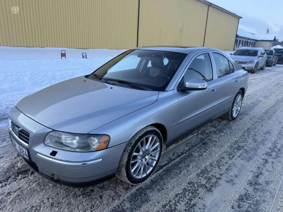 Pelēks Volvo S60 2007 Viļņa, ar dzinēja tilpumu 2.40 L un nobraukumu 330 tūkst. km par 1050 €, foto 1 vietnē AUTOMOTO.COM.LV