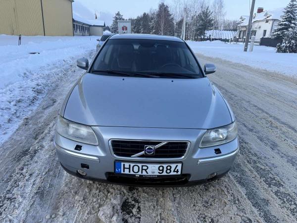Grey Volvo S60 2007 in Vilnius, with an engine capacity of 2.40 L and mileage of 330 thousand km for 1050 €, photo 2 on AUTOMOTO.COM.LV