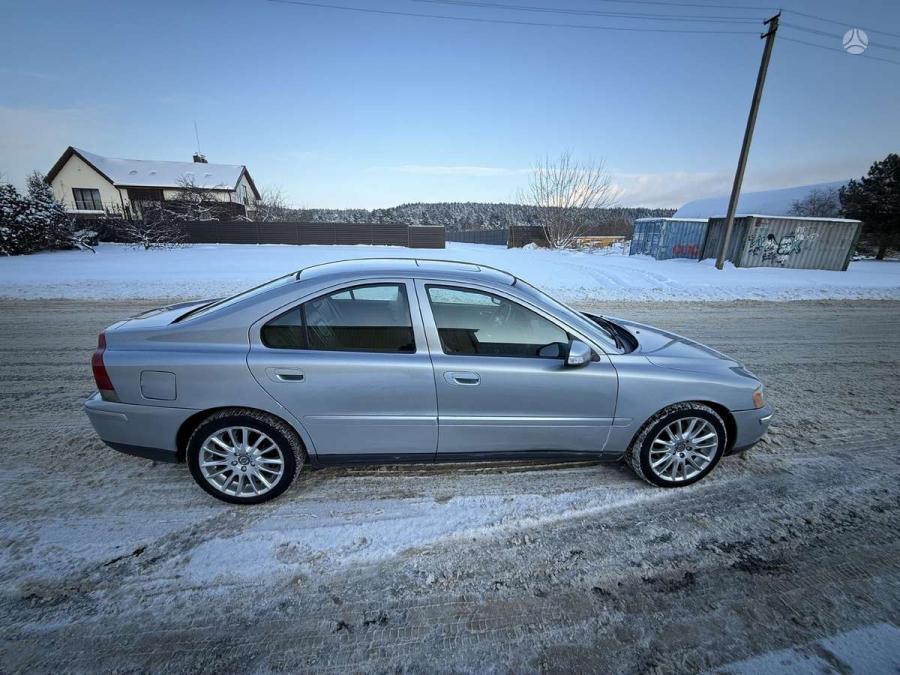 Pelēks Volvo S60 2007 Viļņa, ar dzinēja tilpumu 2.40 L un nobraukumu 330 tūkst. km par 1050 €, foto 4 vietnē AUTOMOTO.COM.LV
