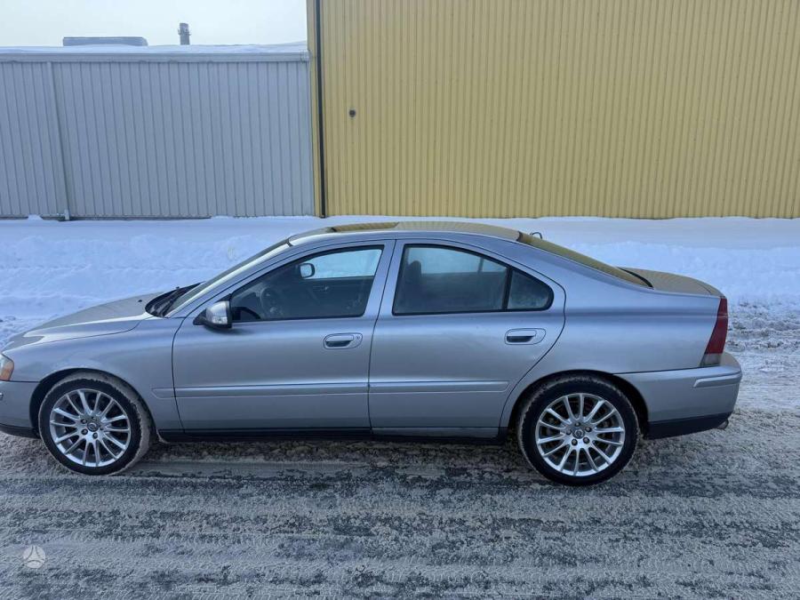 Pelēks Volvo S60 2007 Viļņa, ar dzinēja tilpumu 2.40 L un nobraukumu 330 tūkst. km par 1050 €, foto 7 vietnē AUTOMOTO.COM.LV
