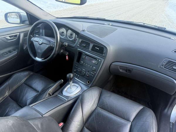 Grey Volvo S60 2007 in Vilnius, with an engine capacity of 2.40 L and mileage of 330 thousand km for 1050 €, photo 9 on AUTOMOTO.COM.LV