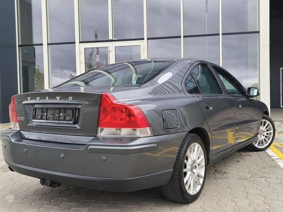 Grey Volvo S60 2007 in Vilnius, with an engine capacity of 2.40 L and mileage of 267 thousand km for 4850 €, photo 10 on AUTOMOTO.COM.LV