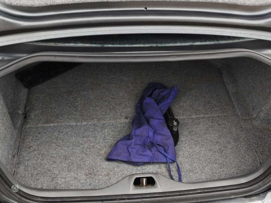 Grey Volvo S60 2007 in Vilnius, with an engine capacity of 2.40 L and mileage of 267 thousand km for 4850 €, photo 12 on AUTOMOTO.COM.LV