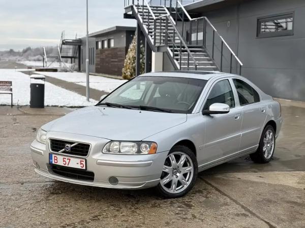 Pelēks Volvo S60 2007 Rīga, ar dzinēja tilpumu 2.40 L un nobraukumu 241 tūkst. km par 1000 €, foto 1 vietnē AUTOMOTO.COM.LV