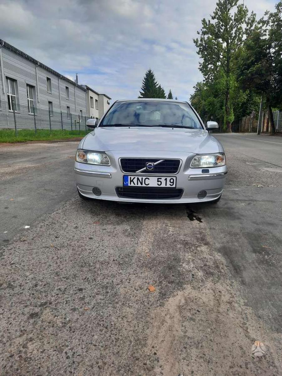 Grey Volvo S60 2007 in Vilnius, with an engine capacity of 2.40 L and mileage of 320 thousand km for 2700 €, photo 3 on AUTOMOTO.COM.LV