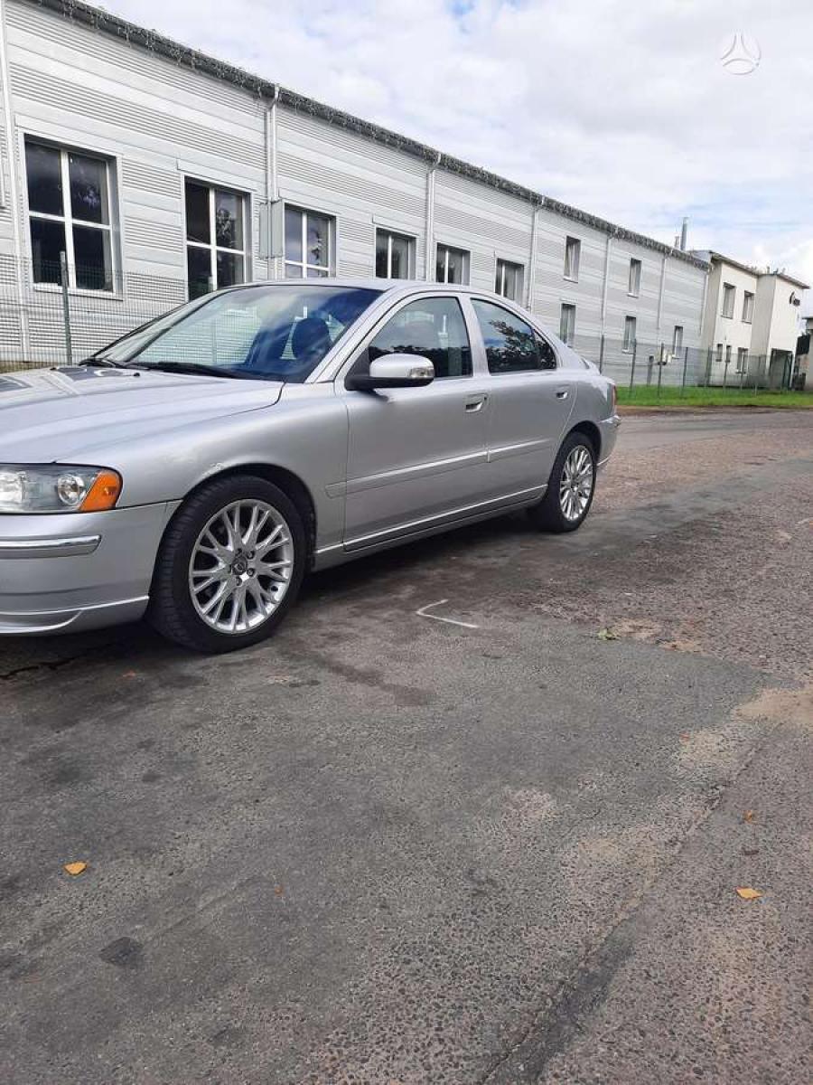 Grey Volvo S60 2007 in Vilnius, with an engine capacity of 2.40 L and mileage of 320 thousand km for 2700 €, photo 9 on AUTOMOTO.COM.LV