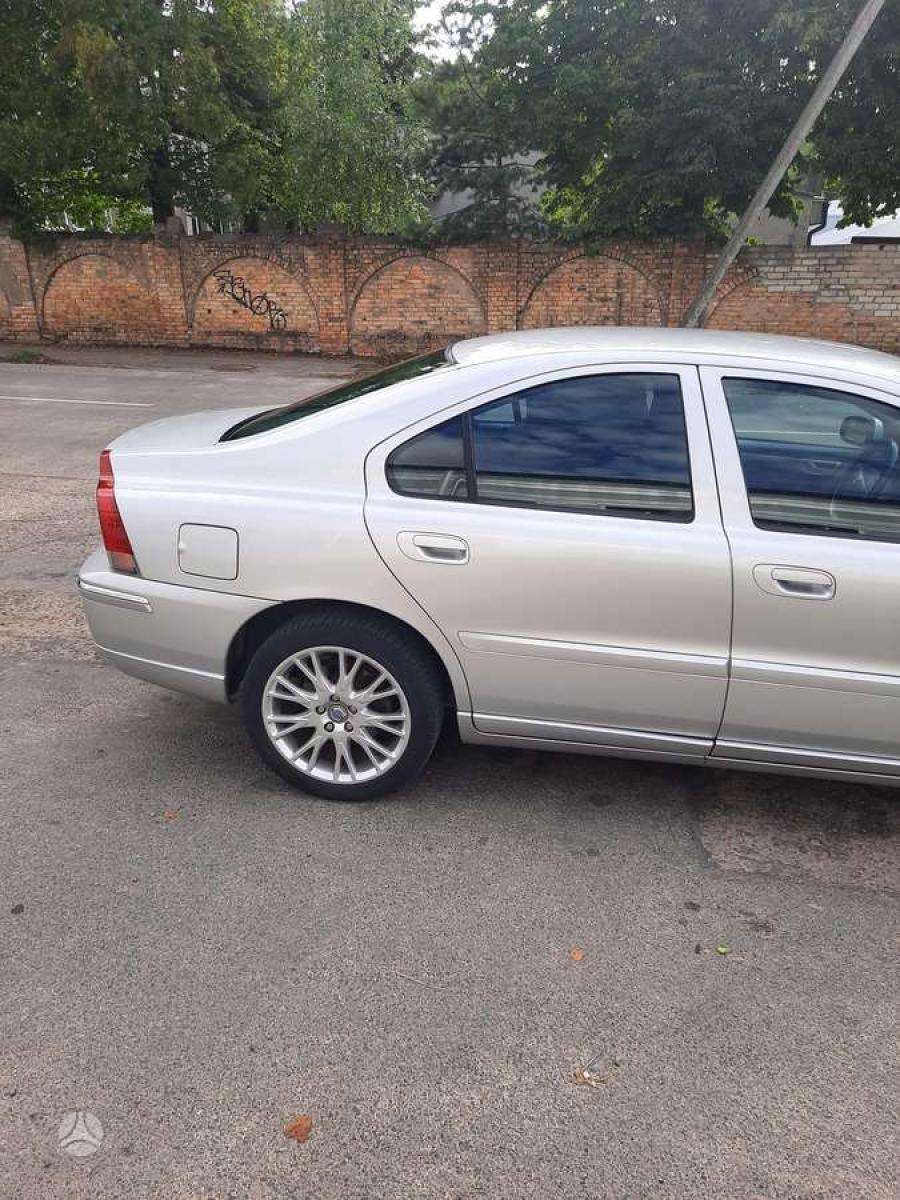 Grey Volvo S60 2007 in Vilnius, with an engine capacity of 2.40 L and mileage of 320 thousand km for 2700 €, photo 17 on AUTOMOTO.COM.LV