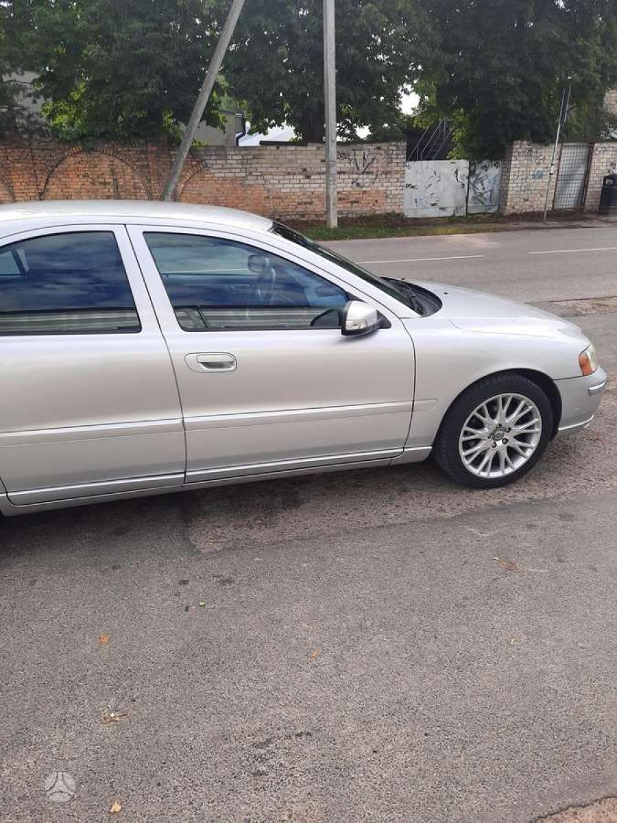 Grey Volvo S60 2007 in Vilnius, with an engine capacity of 2.40 L and mileage of 320 thousand km for 2700 €, photo 18 on AUTOMOTO.COM.LV