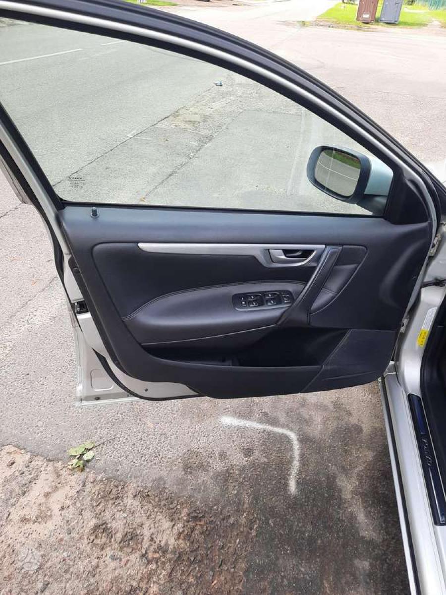 Grey Volvo S60 2007 in Vilnius, with an engine capacity of 2.40 L and mileage of 320 thousand km for 2700 €, photo 21 on AUTOMOTO.COM.LV