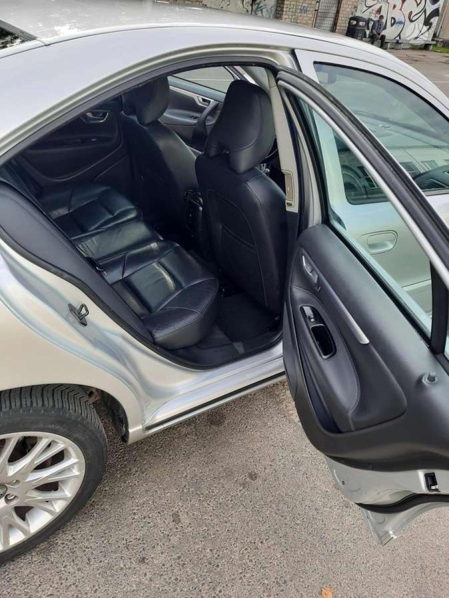 Grey Volvo S60 2007 in Vilnius, with an engine capacity of 2.40 L and mileage of 320 thousand km for 2700 €, photo 29 on AUTOMOTO.COM.LV